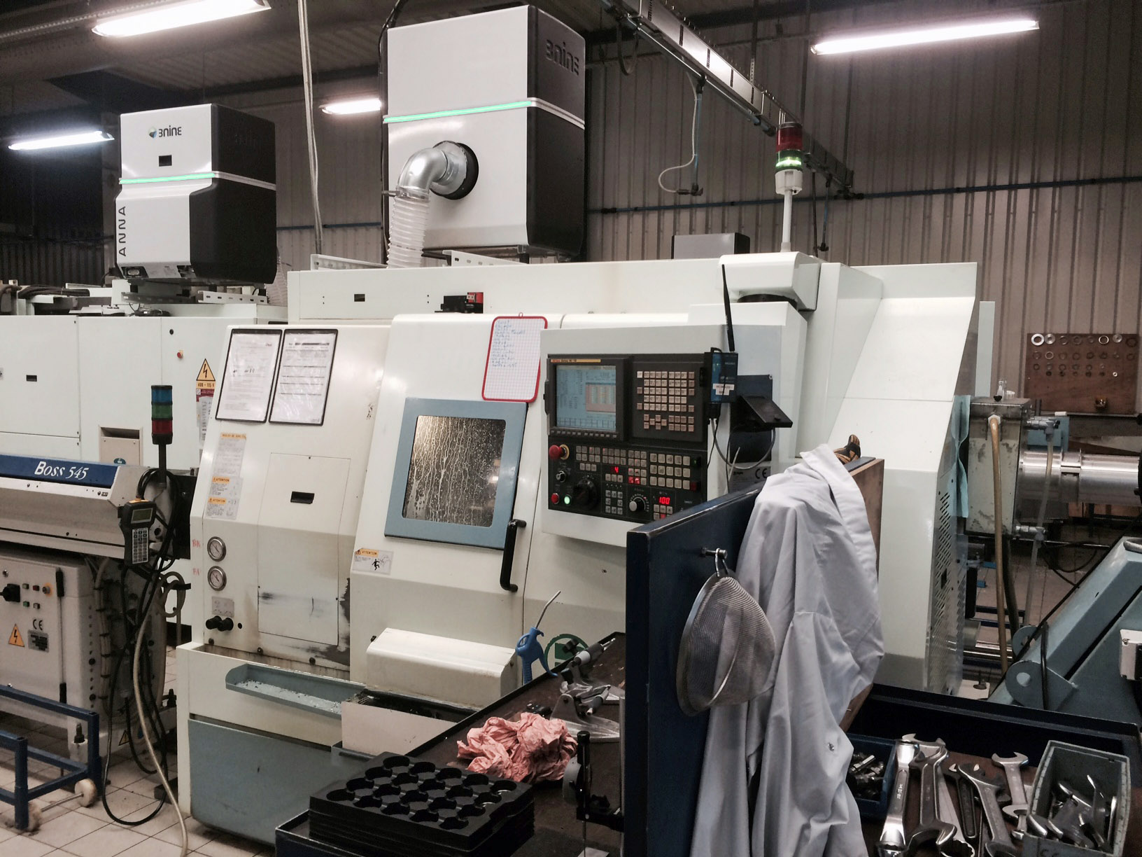 Der 3nine Ölnebelabscheider Anna auf einer Biglia B545 CNC Drehmaschine ...